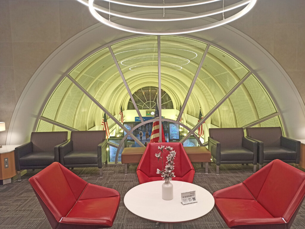 Review: Los Angeles American Airlines Flagship Lounge